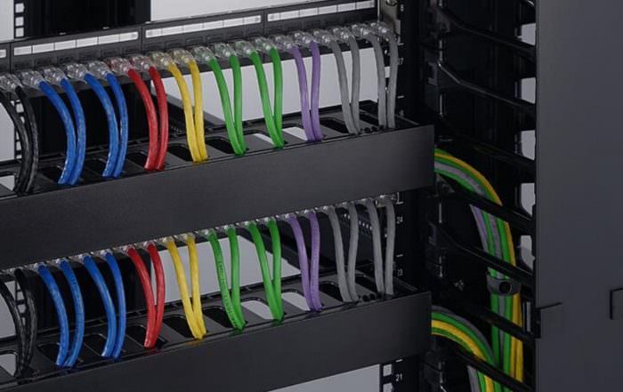 Nuova canala verticale con coperchio di chiusura a cerniera - IT-RACK